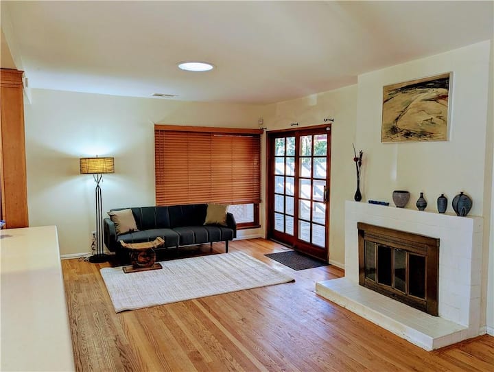 Convinient Location 15 Min Away From Universal - Beverly Hills, CA