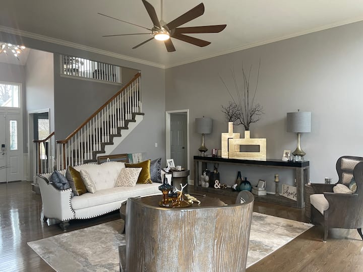 Lovely Modern Home Private Access - Belton, MO