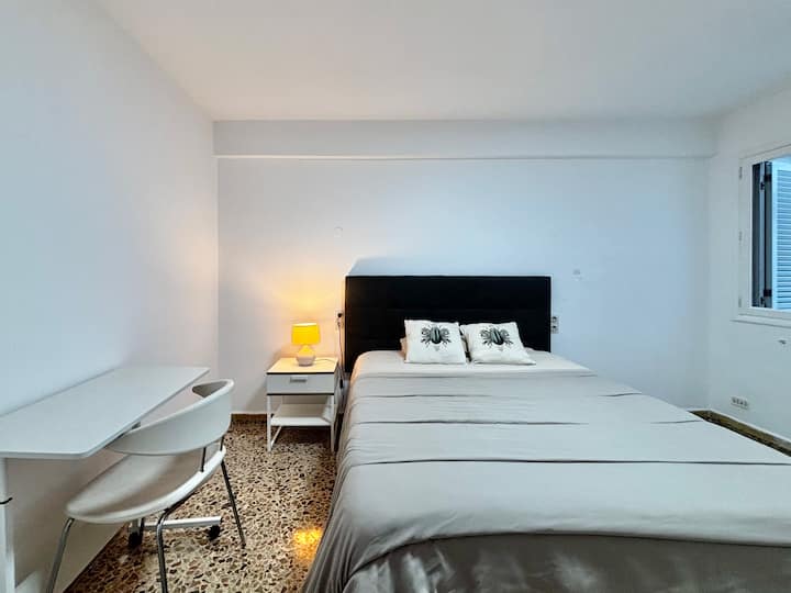 Habitación 3 Con Baño Compartido, En Piso Avenidas - Palma