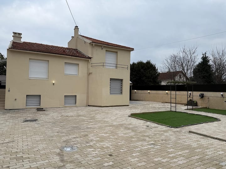 2 Bedroom Unit With Balcony - ibis Paris Le Bourget