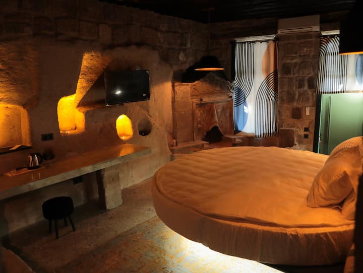 Luxury Round Bed Cave Room W/ Pool Fireplace Bfast - Nevşehir
