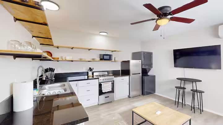 Updated Apart With King Bed & In-unit W/d - 阿爾伯克基