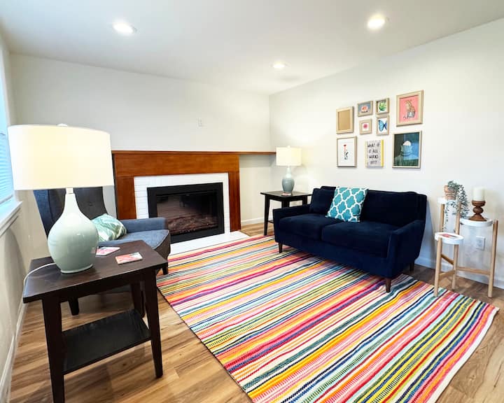 Cheerful, Cozy 2-bedroom Home - Kirkland, WA
