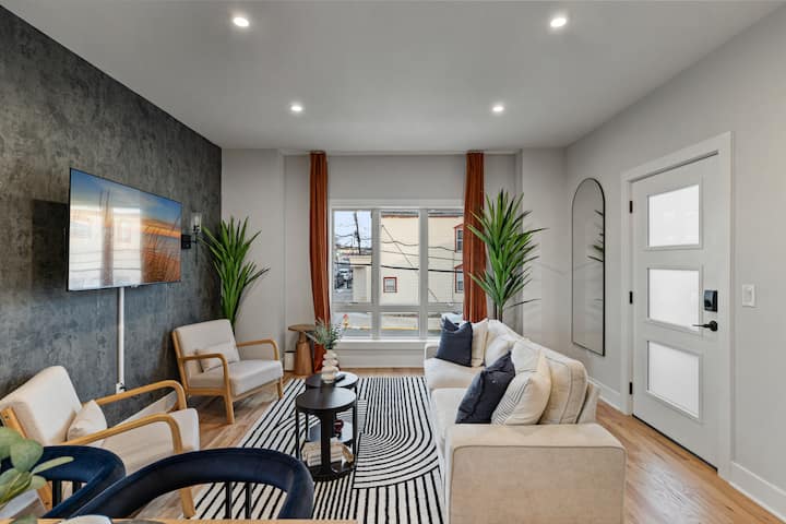 2 King Bd, 2.5 Ba 2 Car Parking+bonus Area W/qn Bd - Newark, NJ