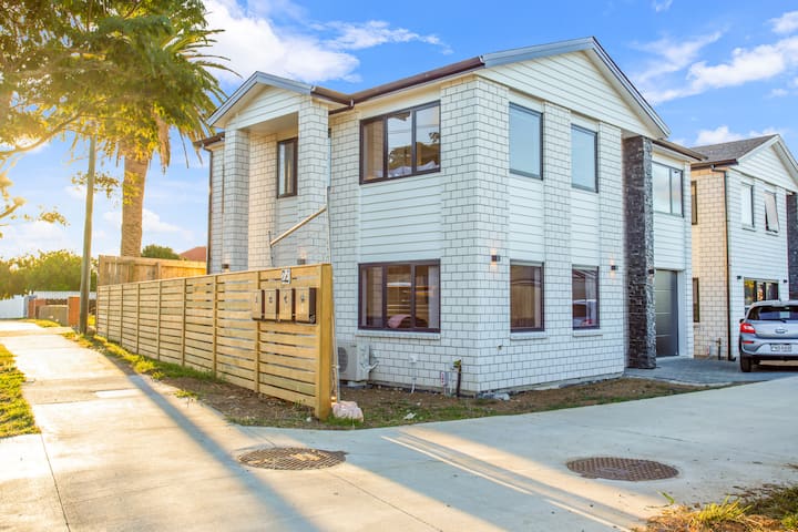 Spacious Modern Home Near Airport And Manukau City - Auckland