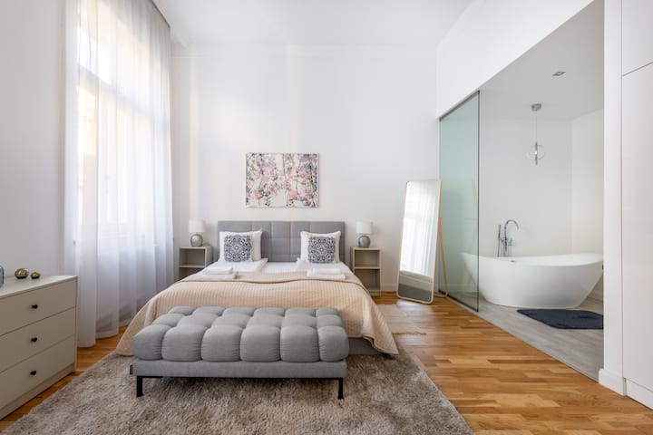Grand Luxe 3-br Suite In The City Center - Budapest