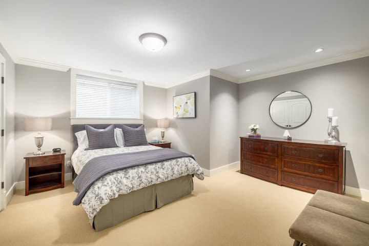 Spacious 1 Bedroom Suite - White Rock