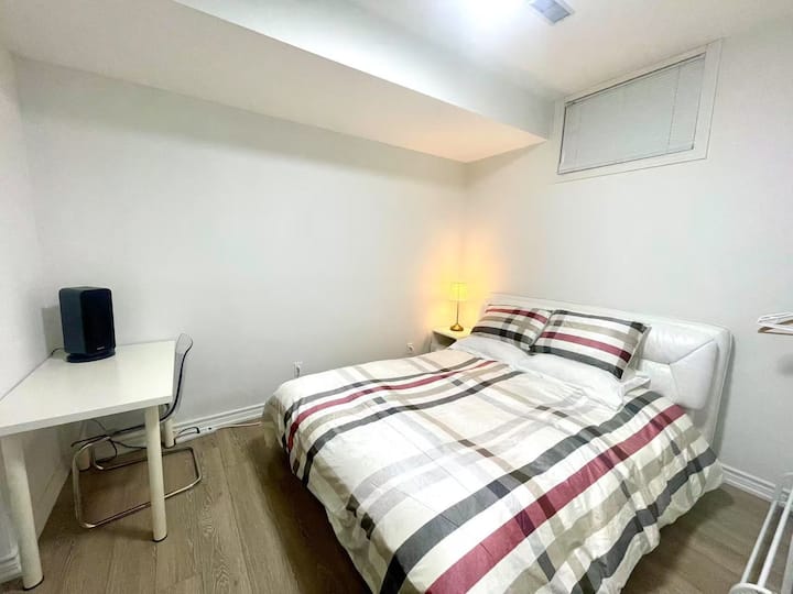 Beautiful House Room With Ensuite Bathroom #2 - Toronto
