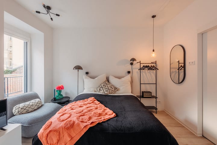 Central Stay | Design Apartment | Balcony & Wifi - Düsseldorf