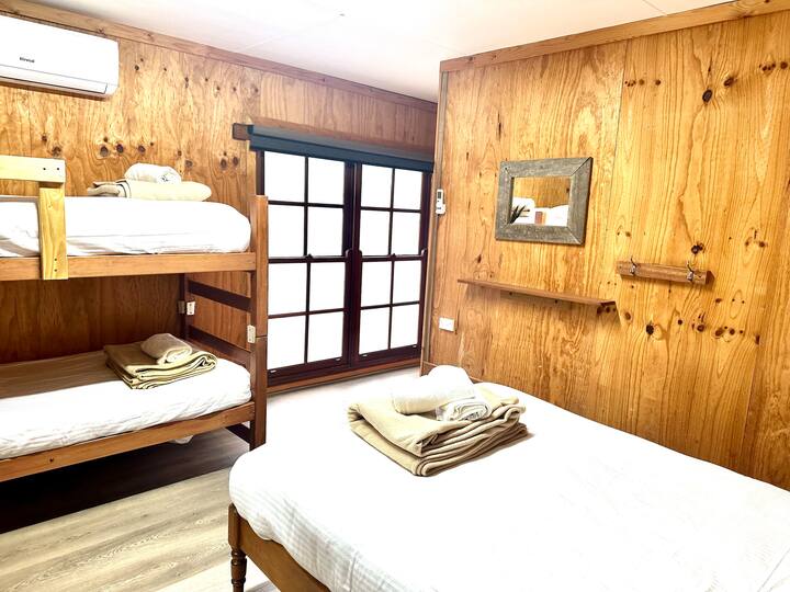 4 Bedroom Cabin Fits 12 (1) - Jindabyne
