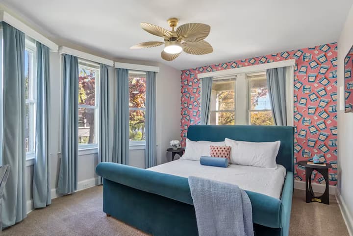 Barbie Dream Loft! Wine/ Yard/ King Bed/parking! - Towson, MD