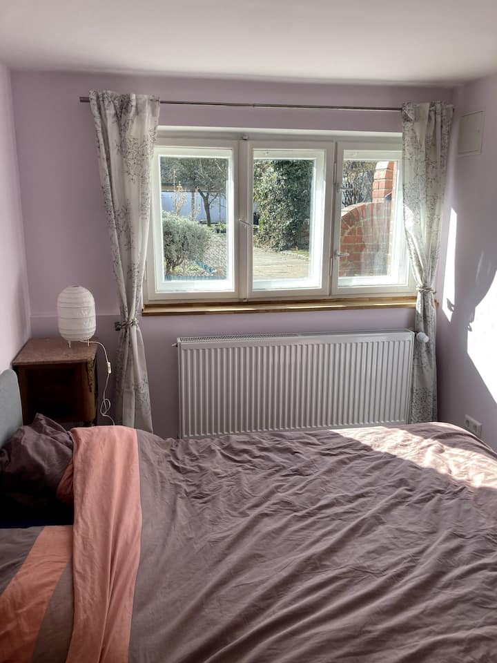 Bright Souterrain Room - Berlín