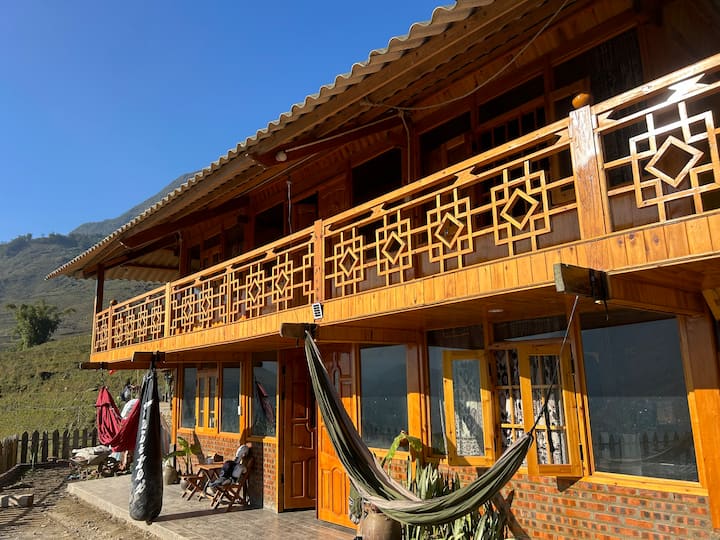 Maison Traditionnelle Hmong Au Cœur Des Rizières - China