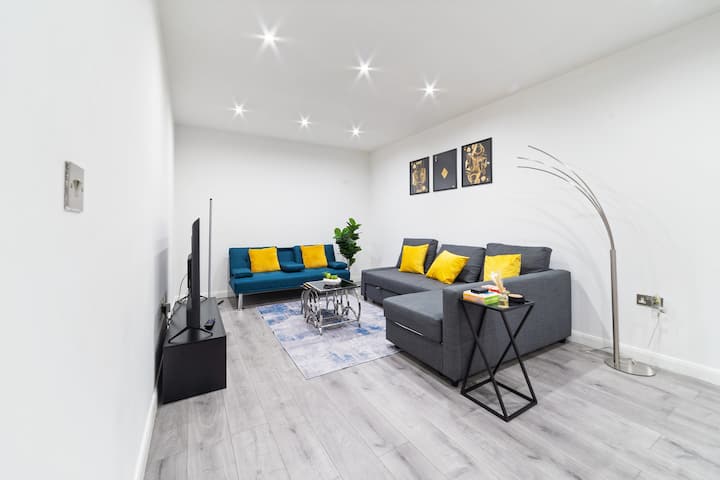 Charming 1br Gem Apt | Sleeps 5 | Prime Location! - Leicester