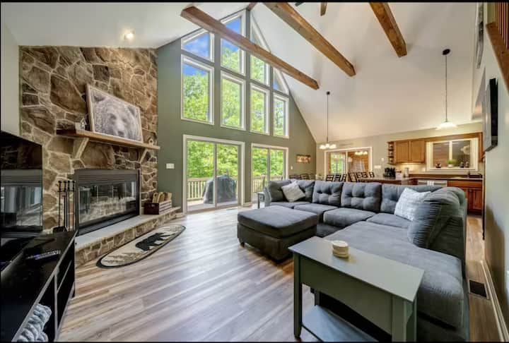 Secluded Mtn Chalet-private Hottub -Clean-spacious - Berkeley Springs, WV