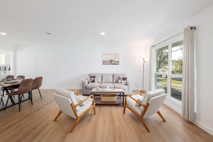 Modern Home, Sleeps 10 + Games - Austin