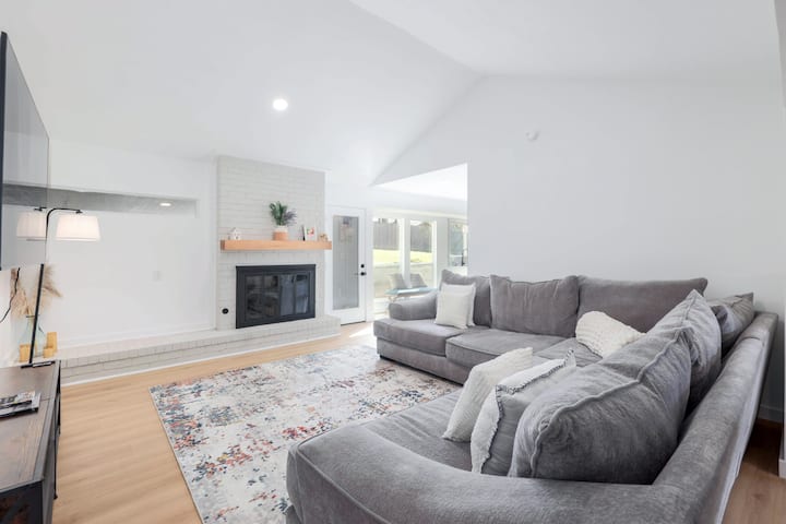 Modern Home, Sleeps 10 + Games - Austin, TX