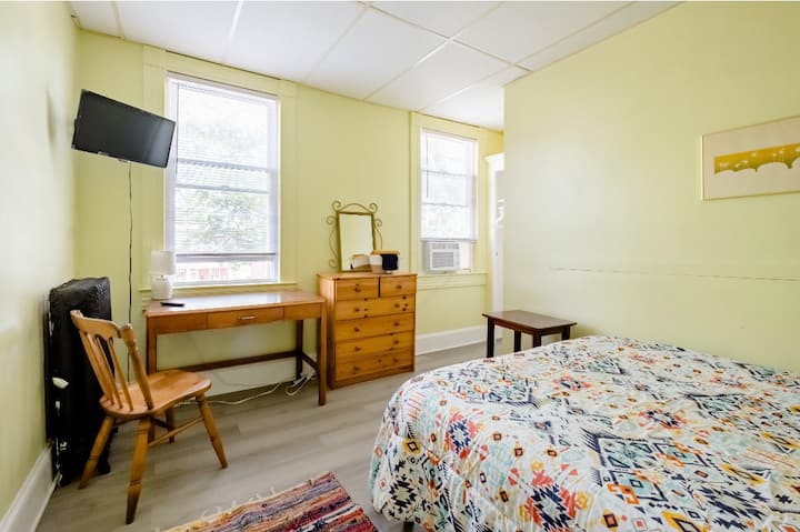 Snug & Vivid Private Room - Baltimore, MD