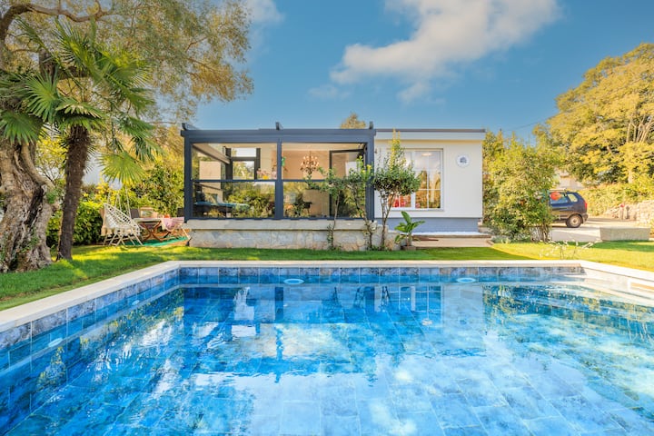 Boutique Cottage With Pool - Cres