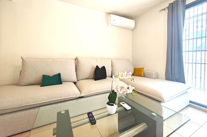 Lovely 3 Bedroom Apt W/king Bed + Free Parking - Santa Catarina, México