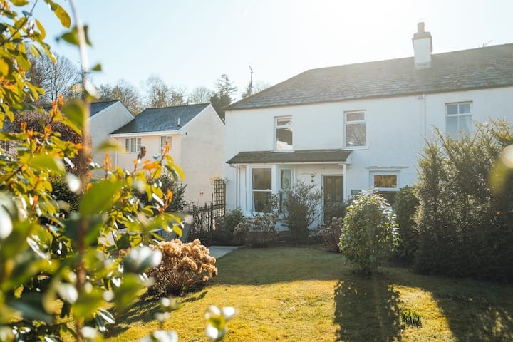Camellia Cottage With Private Garden - Bowness-on-Windermere