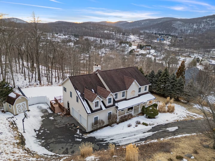Spacious Retreat W/ Pool, Hot Tub & Game Room - Harriman State Park, Southfields