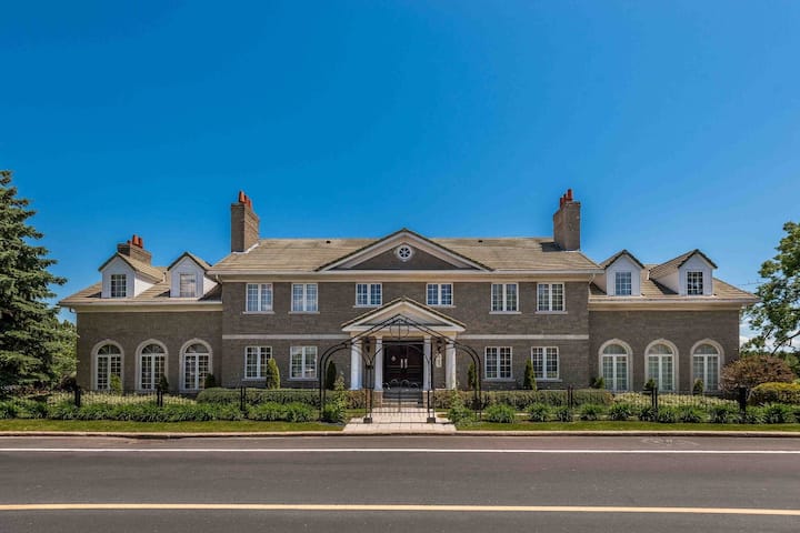 Exclusive Waterfront Mansion - Beloeil