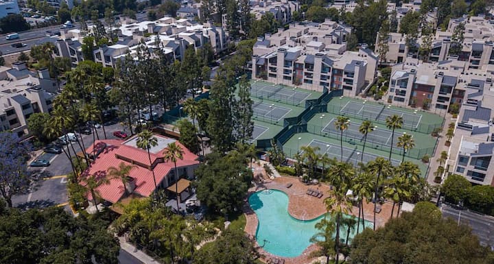 Woodland Hill Condo With Pool, Gym, Free Parking - Calabasas, CA