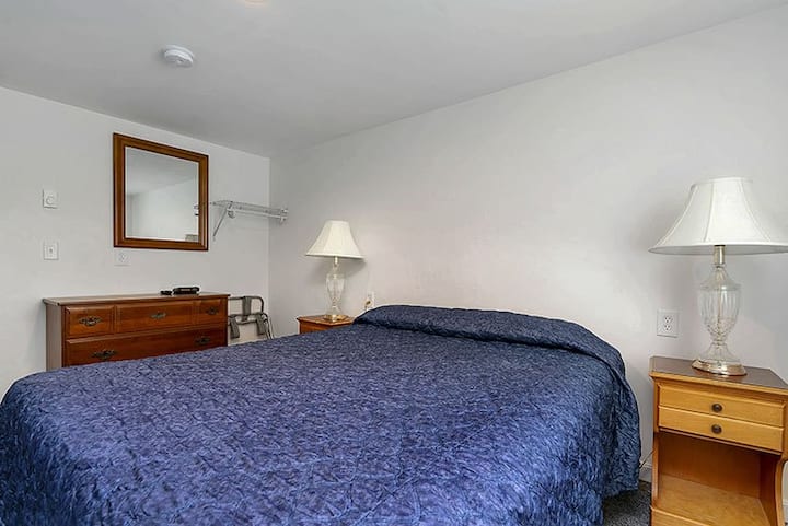 A Peaceful Stay: King Bed - Wells