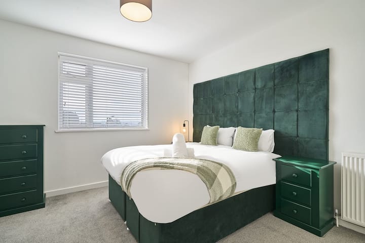 The Emerald | Sleeps 8 | Contractors | Freeparking - Bristol