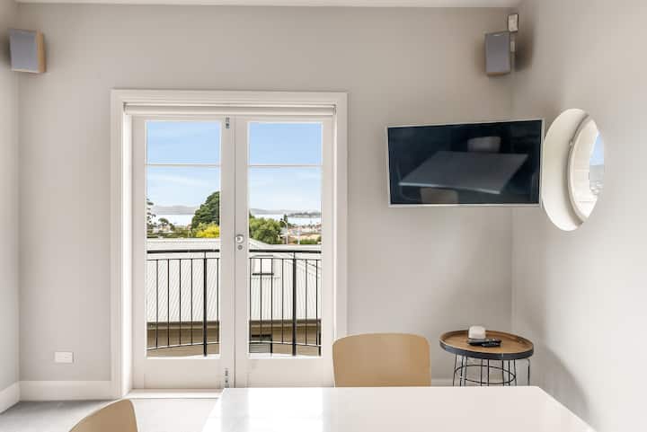 Central & Private Bay Retreat Close To Salamanca - Hobart