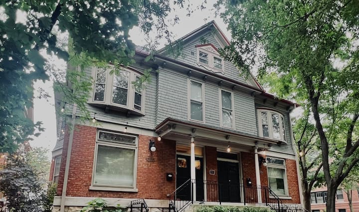 Gorgeous + Unique Loft- Minutes From Lake Michigan - Evanston, IL
