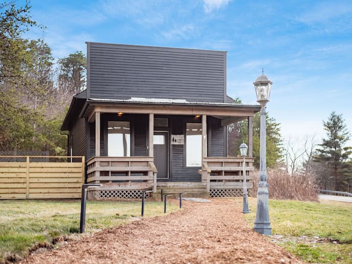 Copper & Oak House - Pickleball, Hot Tub, Trails - New Plymouth, OH