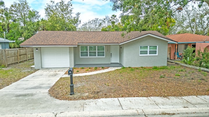 Cozy 3br 1ba| Near Top Beaches| Backyard| Parking - Clearwater, FL