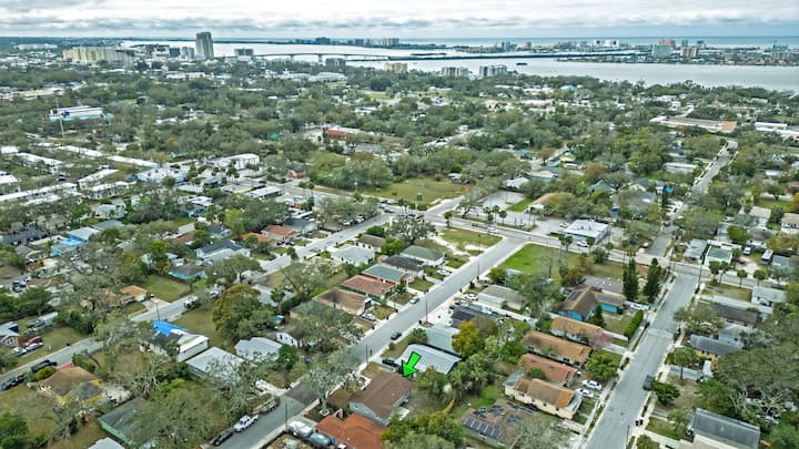 Cozy 3br 1ba| Near Top Beaches| Backyard| Parking - Clearwater, FL