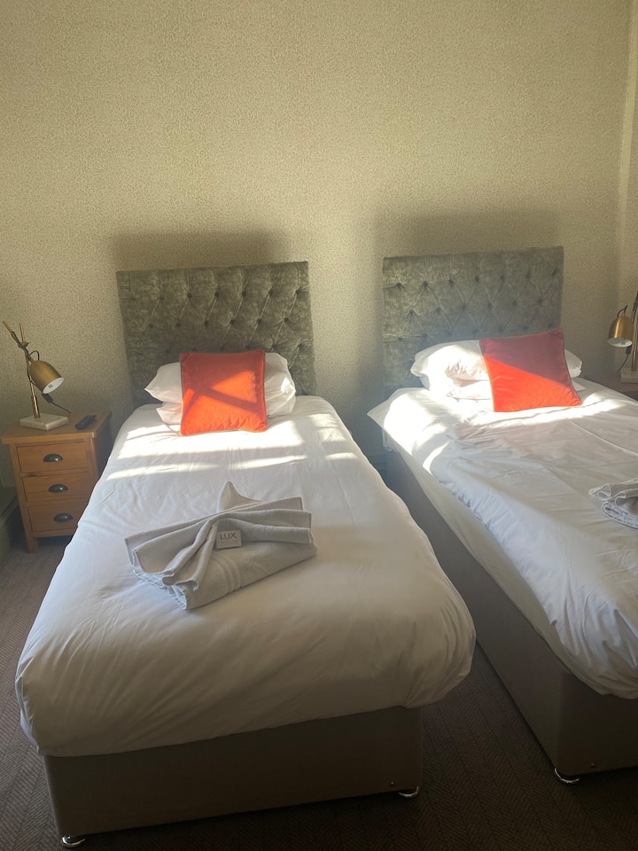 Twin Room Above Village Pub - 이데일