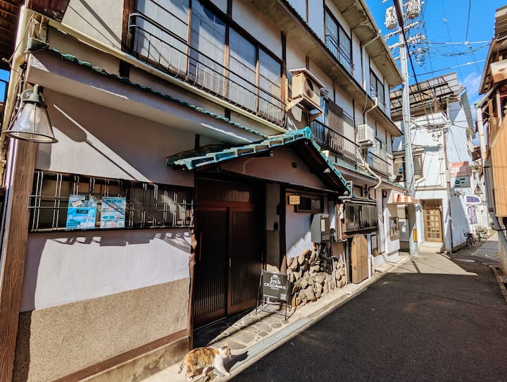 元遊郭を改装した全室個室のゲストハウス - 尾道市