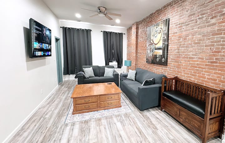 2 Modern Stylish Unit, Sleeps 12 - Dubuque, IA