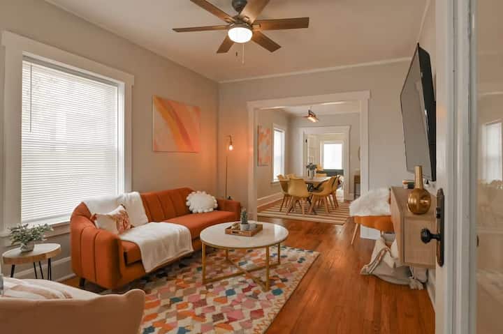 Colorful Retro Stay Near The Zoo - Council Bluffs, IA
