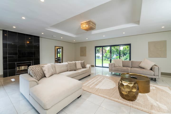 Elegant 5-bedroom Guest House - 하라레