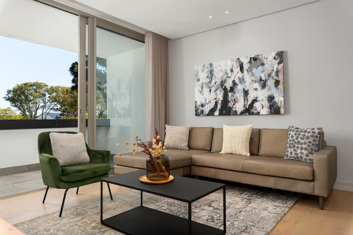 Modern Luxe Stay With Pool & Balcony - Le Cap