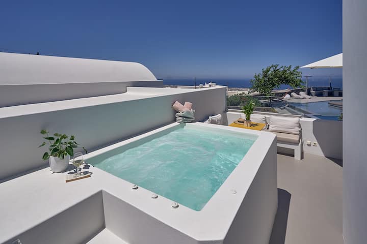 Romantic Lifestyle Suite! Private Outdoor Hot Tub! - Santorini