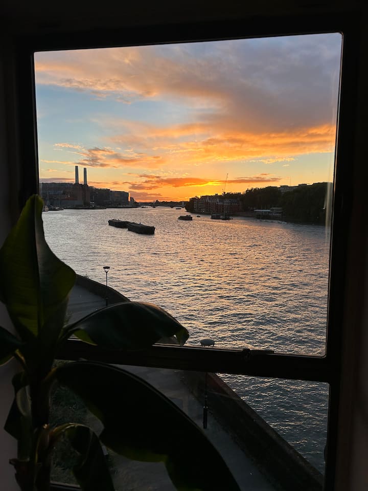 Amazing Riverside Flat - London