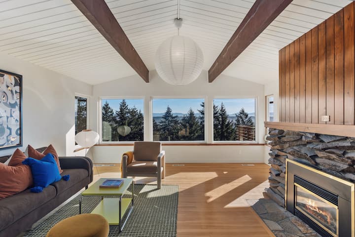 Mid-century W/ Mt. Rainier View - Kent, WA