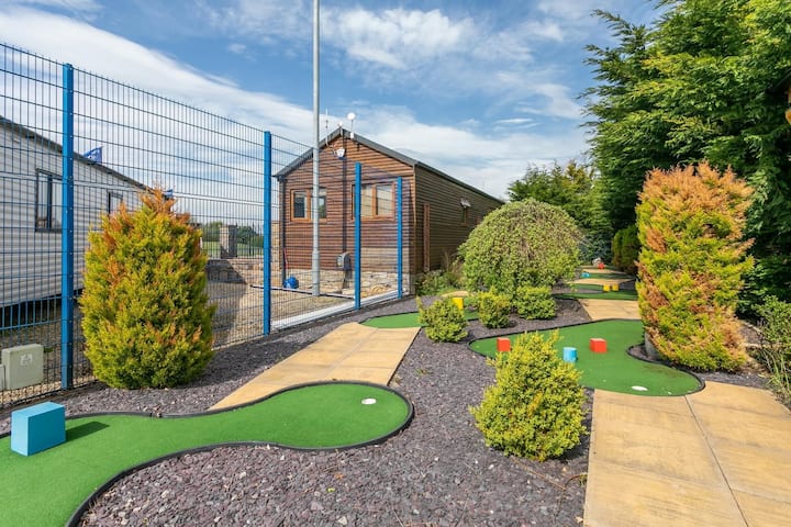 Woodland Cabin: Pool, Sky, Gym - Bowness-on-Solway