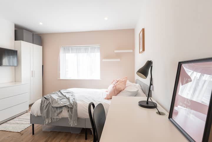 Modern Ensuite Bedroom In East Wall - Dún Laoghaire