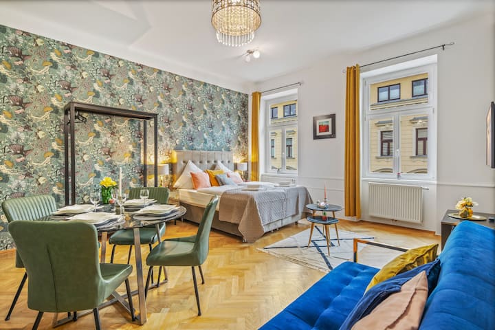 The Velvet Glow | Parking | Schönbrunn - Wien