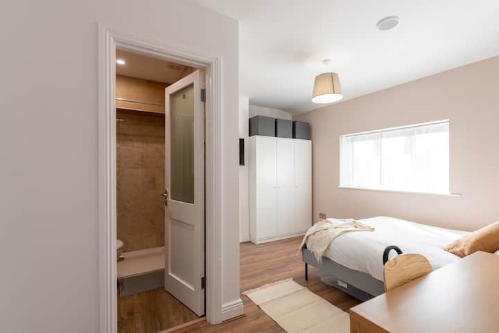 Beautiful Ensuite Bedroom In East Wall - Dublin