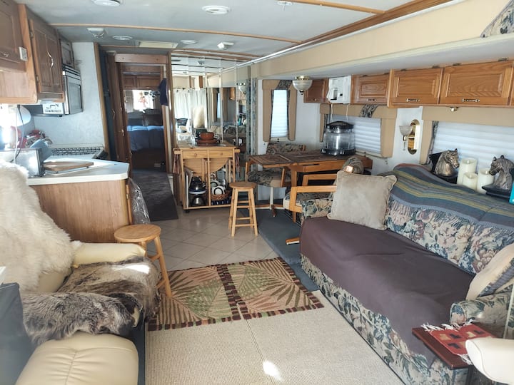 Stationary Rv. 2 Guests, 1 Room. Elegant & Stylish - Custer State Park, South Dakota