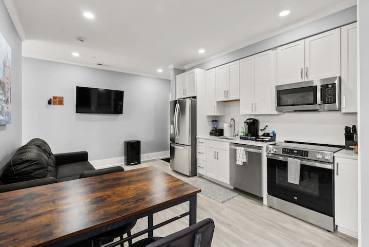 The Dc Getaway+2bd Condo+private Parking - Washington D. C., DC